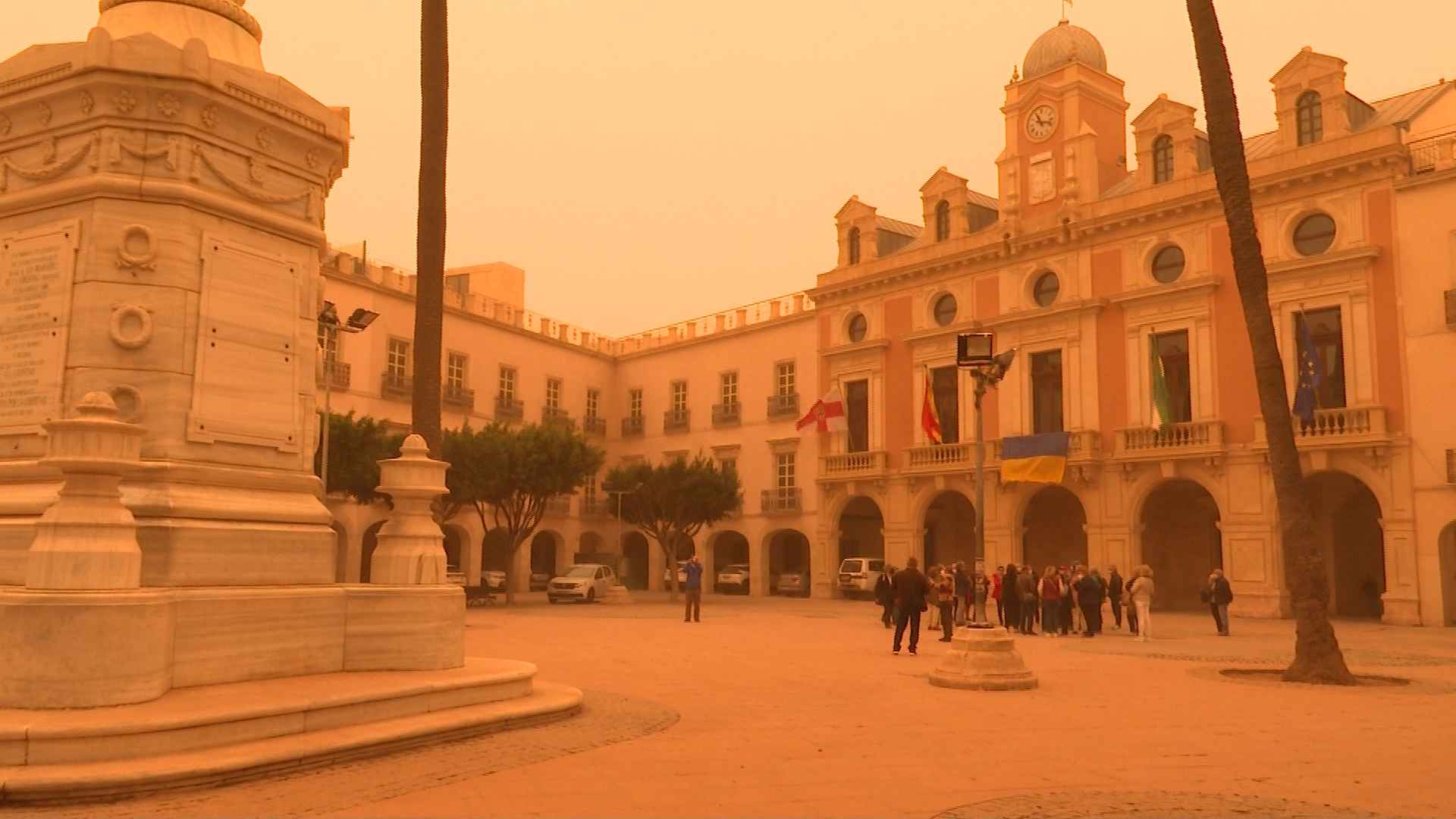 La calima tiñe de naranja el cielo de Almería y llena de polvo rojizo ...