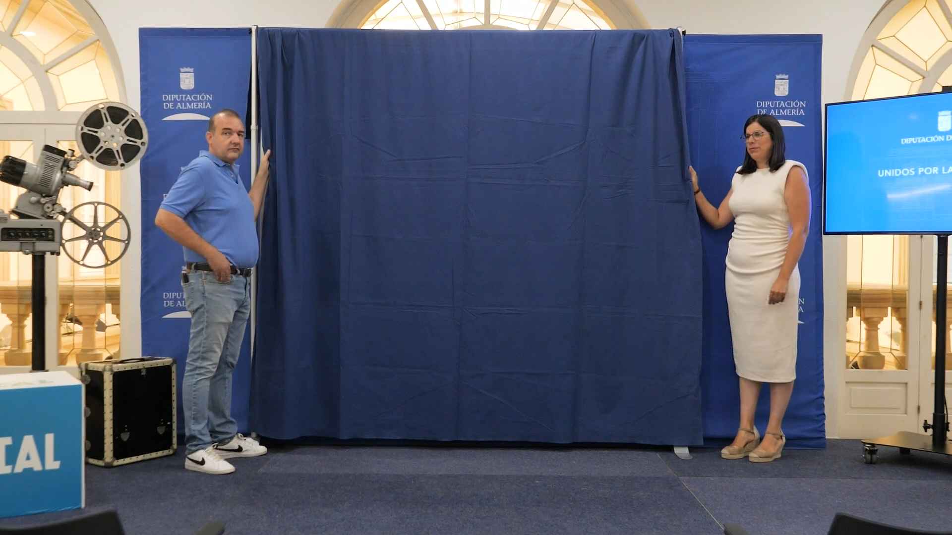 El sol, la arena rojiza, el mar y el ojo que todo lo ve, protagonistas ...